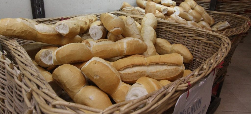 En algunas panaderías de Roca el kilo de pan llega a los $70 | La Super ...