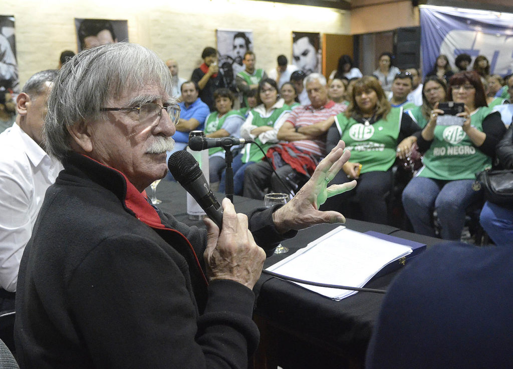 En fotos: Con un auditorio colmado, el hermano del "Che" brindó una ...