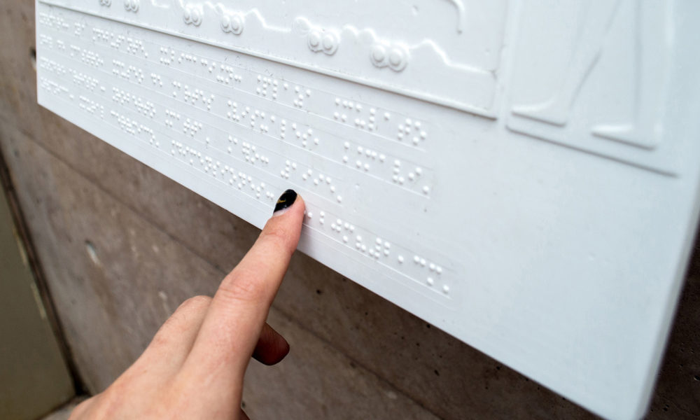 Aprueban la instalación de placas Braille en los ingresos de los ...