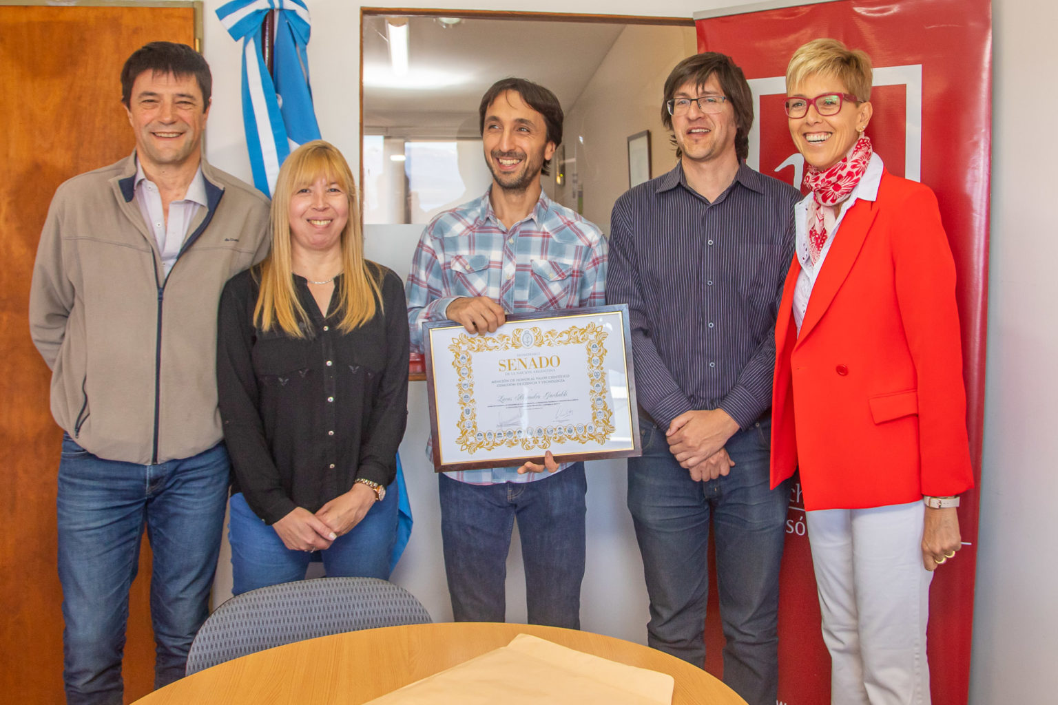 Entregaron la Mención de Honor al Valor Científico a Lucas Garibaldi ...