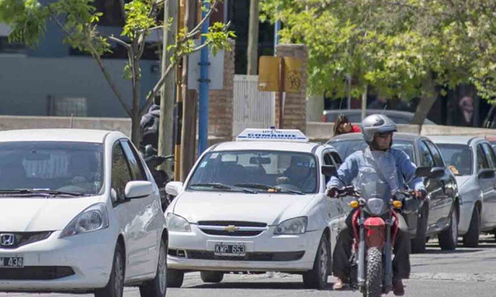 Desde diciembre, viajar en taxi será más caro en Roca | La Super Digital