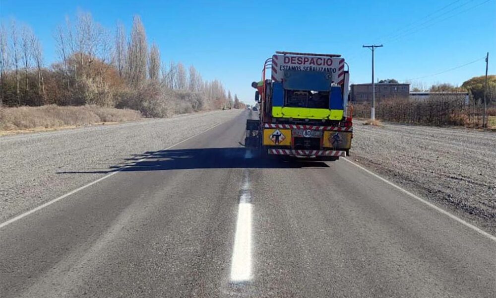 Realizan tareas de señalamiento horizontal en la Ruta 22, entre Roca y ...